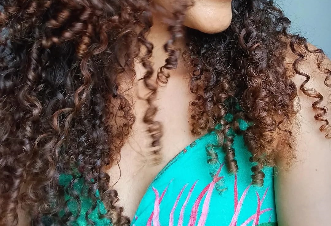 Permanente afro: como manter o cabelo crespo definido e saudável - Charme-seCharme-se