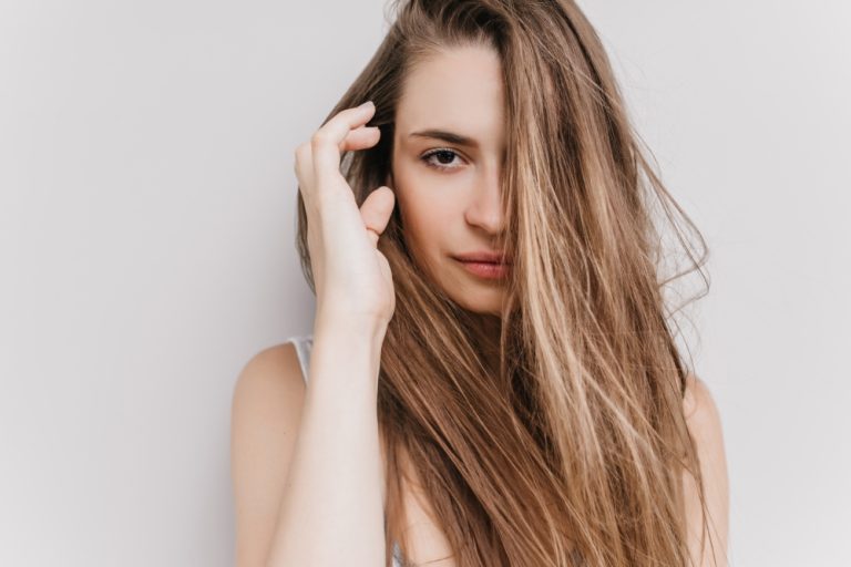 5 passos para conquistar o liso perfeito (e se livrar do frizz de vez!) - Charme-se